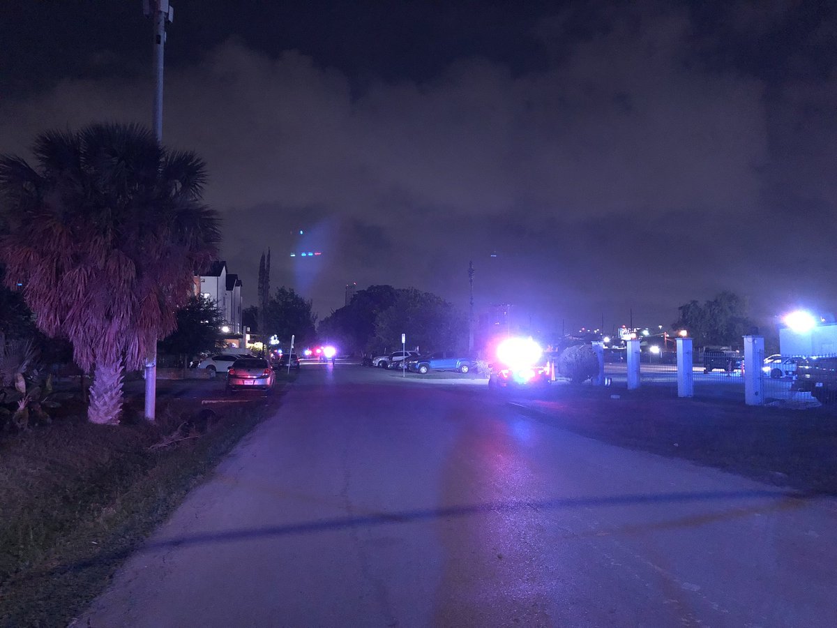 Houston Police On Twitter Mid West Officers Are At A Shooting Scene