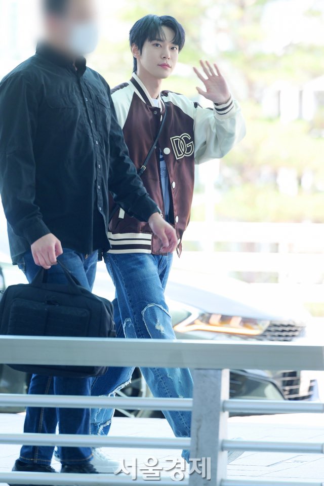 gj on Twitter: "RT @do0_lluvia: 230614 밀라노 출국 기사사진 #도영 https://naver.me/5t4vDLMw https://naver ...