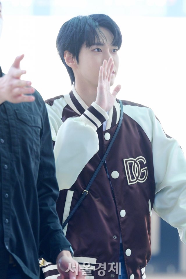 gj on Twitter: "RT @do0_lluvia: 230614 밀라노 출국 기사사진 #도영 https://naver.me/5t4vDLMw https://naver ...