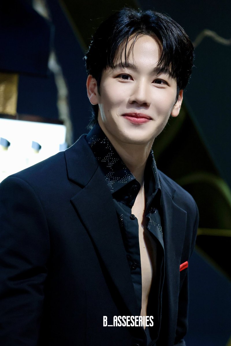 ราพันเซล บนยอดดอย on Twitter: "RT @b_asseseries: ยิ้มเดียว โอเคหายเหนื่อยล่ะ 😄😄 #YSLBeautyTHxWAR ...