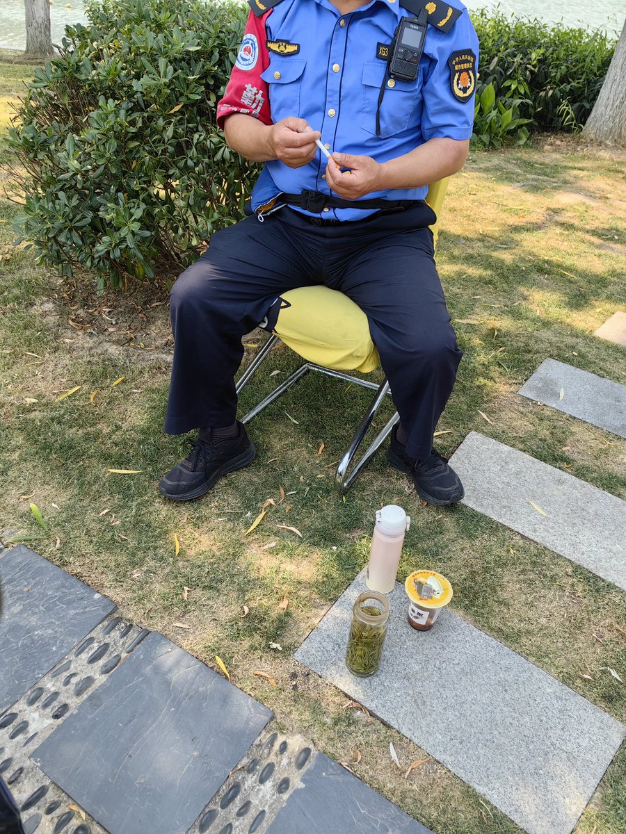 特勤大队 On Twitter 固定的纯一朋友现在竟然会要我射出来插他菊花里,不可思议。又遇到上次那位城管大叔了,裆部微微凸起真诱人