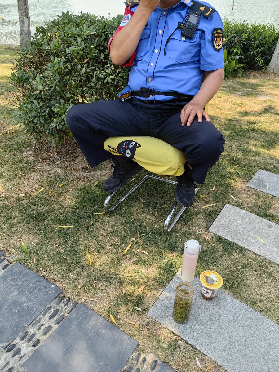 特勤大队 On Twitter 固定的纯一朋友现在竟然会要我射出来插他菊花里,不可思议。又遇到上次那位城管大叔了,裆部微微凸起真诱人