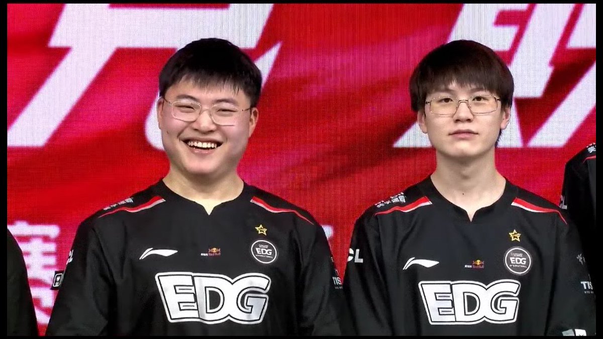 LPL Fanclub on Twitter: "Fan meeting after EDG 2-1 IG. Fan: "I hope Uzi can pick Vayne in the ...