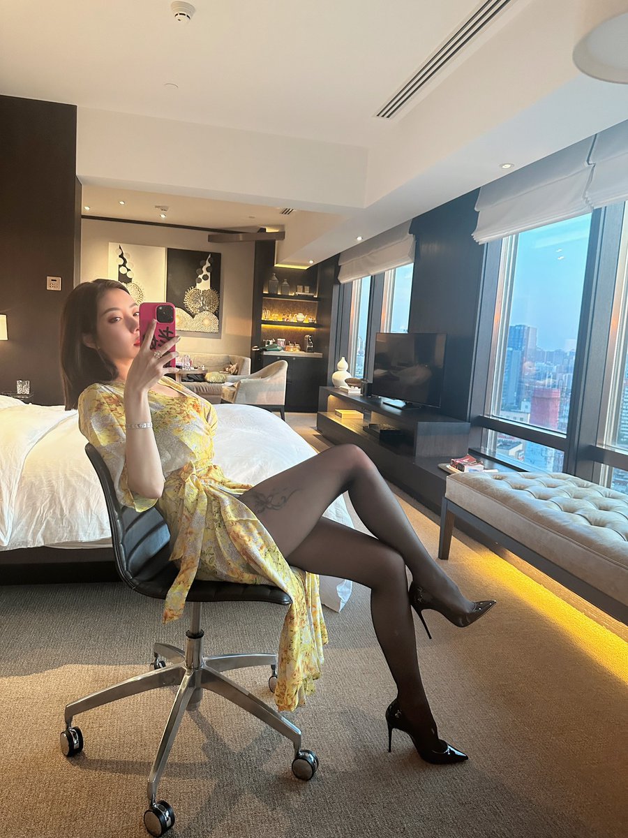 黄色战袍，想说的话在手机壳上面👆@guoer0212 果儿Victoria @guoervictoria