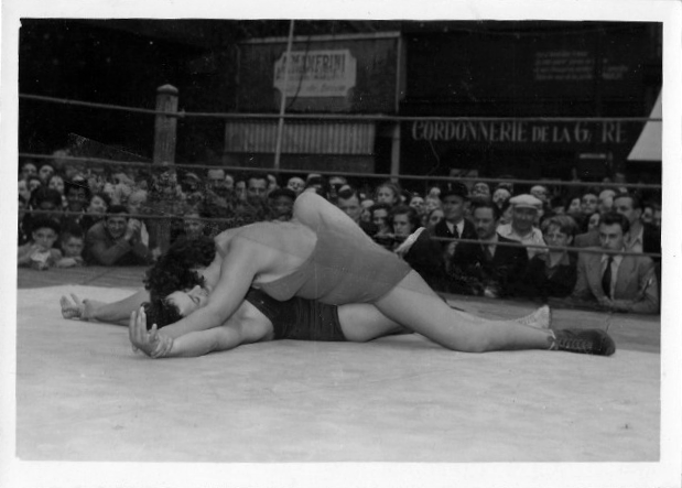 𝒱𝒾𝓃𝓉𝒶𝑔𝑒 𝒜𝓂𝒶𝓏𝑜𝓃𝓈 on Twitter: "Women's Wrestling in France (1950s) Two women in a serious catch ...