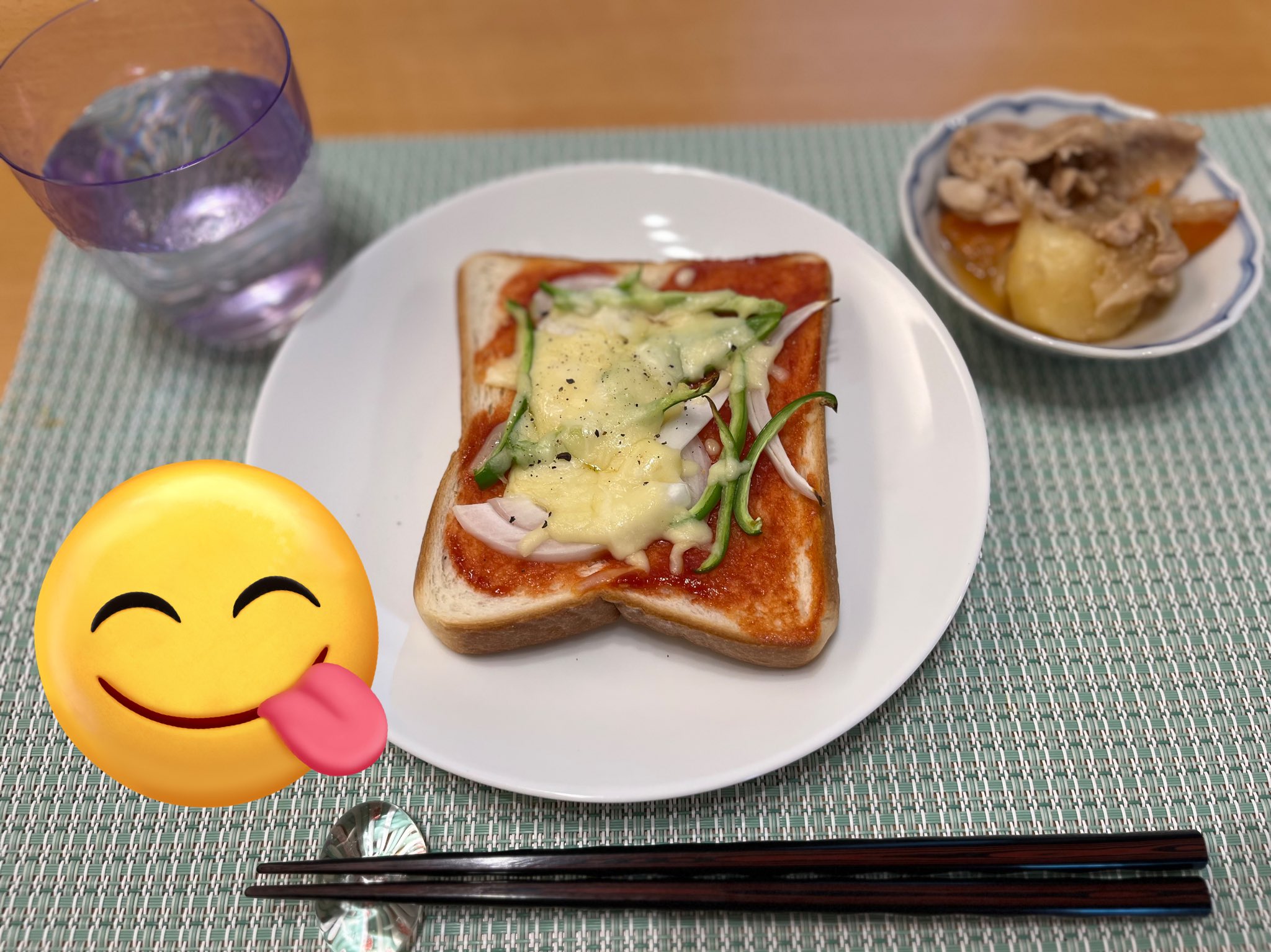 里美satomi On Twitter 昨日の在宅ランチ。ピザトースト、好きなのでよく作ります。ケチャップ玉ねぎピーマンチーズのみの短縮ver今回はトマトや肉なし!焼く前段階でラップ