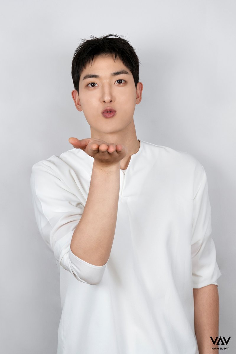 ᴷᴬᴿᴸᴵᴮᴬᵁ 𓃠 on Twitter: "RT @VAV_official: [VAV] 에이팀 선물 🎁 흘러넘치는 매력으로 사랑을 독차지하는 매력둥이 사랑둥이 지우💖 #VAV ...