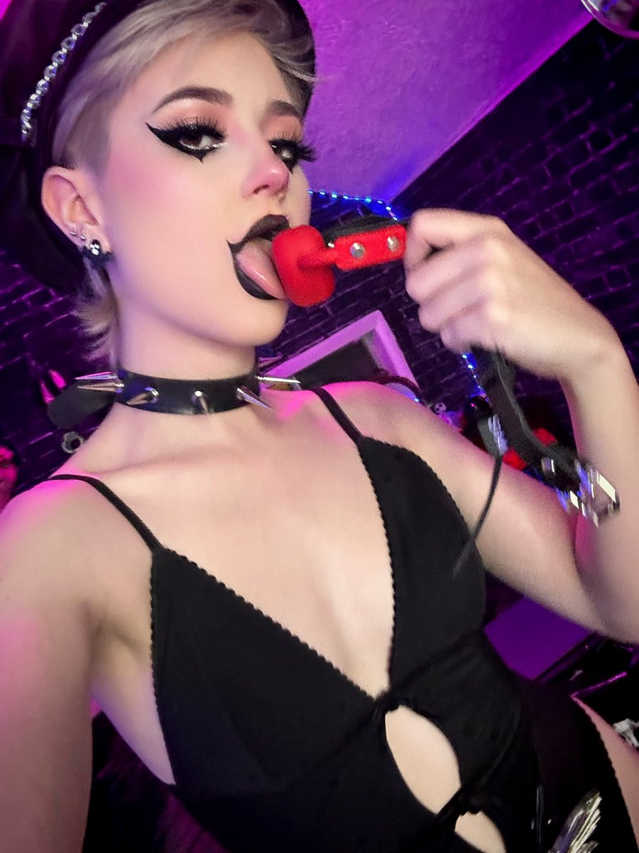 GhostieGhoo on Twitter: "This should be illegal (This is the same person)"