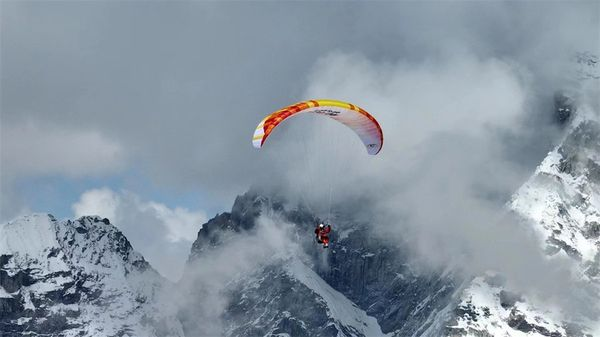 Wang Jialei 王家雷 on Twitter: "El piloto de parapente chino Li Shengtao establece un récord de ...