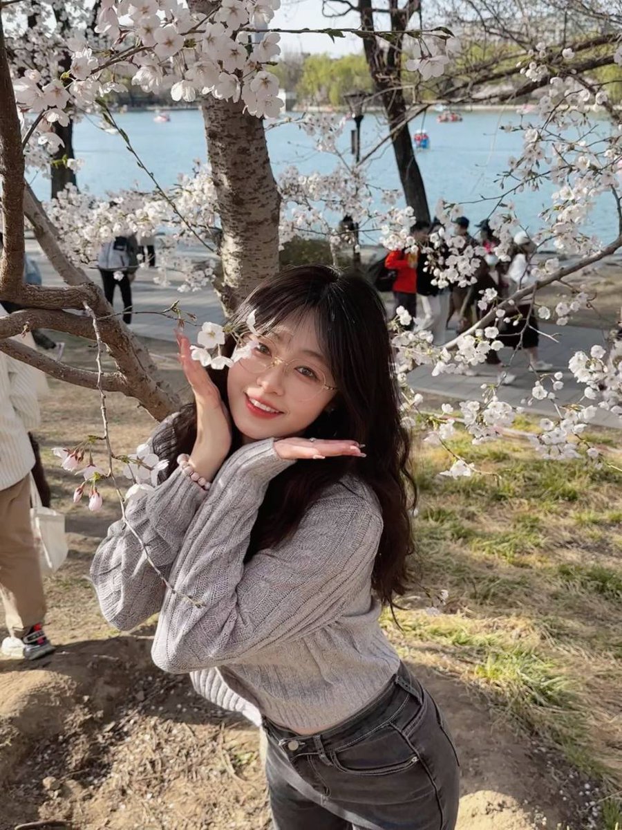 yuwang on Twitter: "真是个眼镜臭骚逼，看这张贱脸就知道是个反差烂货！"