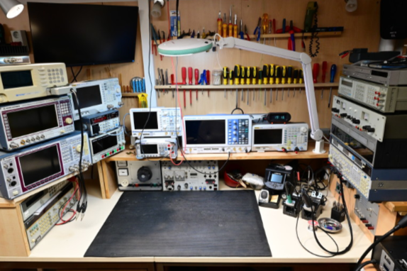 Elektor on Twitter: "Need some inspiration for your #electronics #workspace or workbench? Check ...