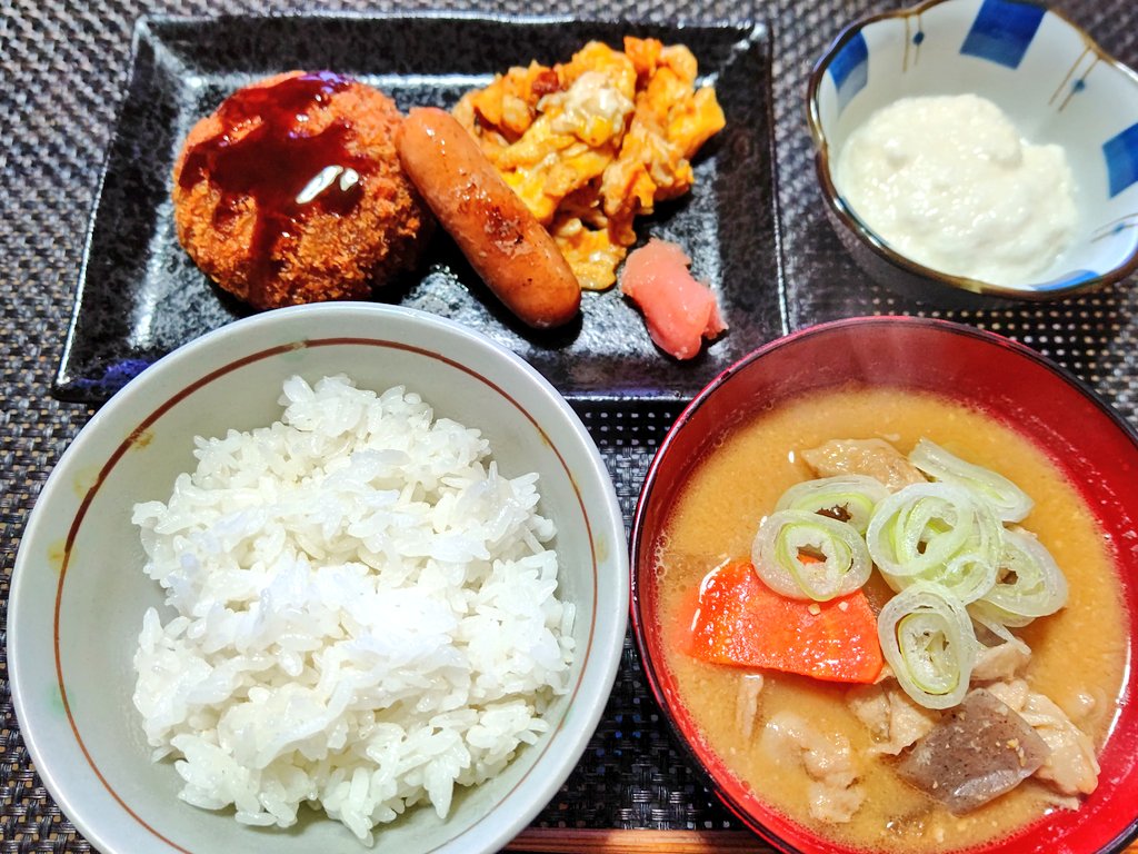 ゴブゴブリン On Twitter 今日の朝ごはん「メンチカツ&ウインナー&スクランブルエッグ&たらこ&とろろ」+「ご飯と豚汁」😙スクランブルエッグと書きましたが、卵に醤油を入れテキトーに