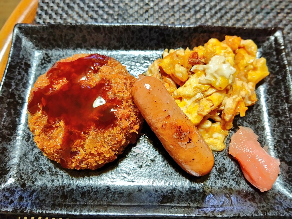 ゴブゴブリン On Twitter 今日の朝ごはん「メンチカツ&ウインナー&スクランブルエッグ&たらこ&とろろ」+「ご飯と豚汁」😙スクランブルエッグと書きましたが、卵に醤油を入れテキトーに