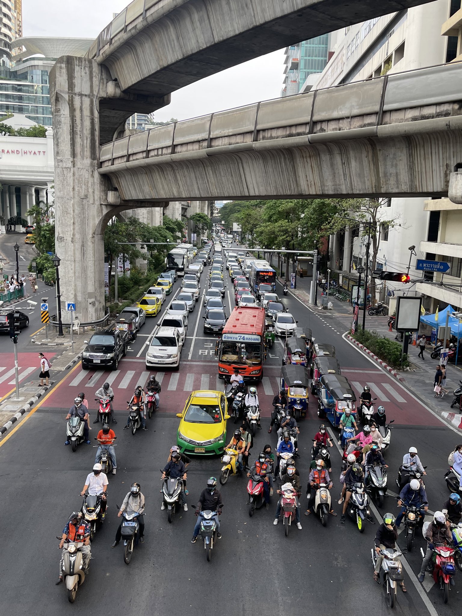 Prathan on Twitter: "ผู้ว่าจะทาทางม้าลายสีแดงด้วยเลือดยูนิคอร์นก็ได้ แต่ทางม้าลายแม่งลุกขึ้นมา ...