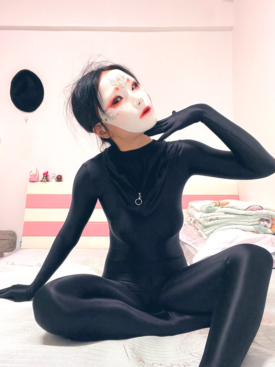 CopperQueen on Twitter: "喜欢我的新面具吗？ #Zentai #Mask"