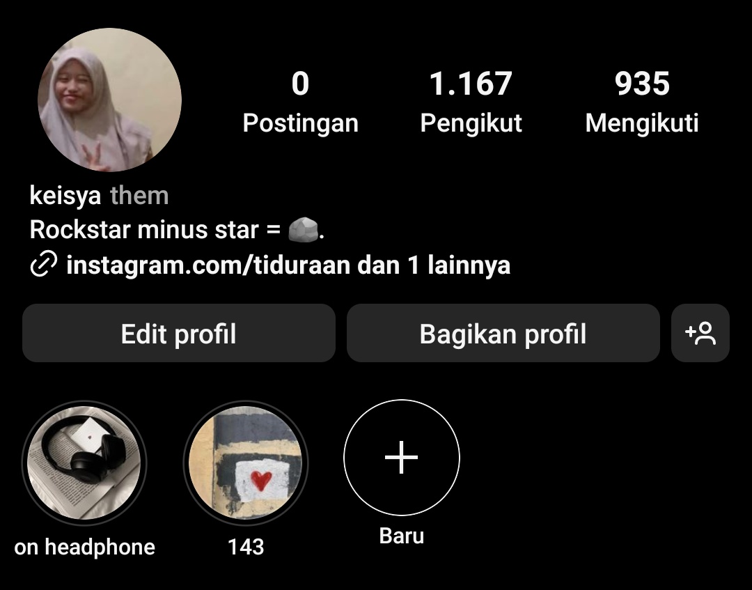 zAzieee on Twitter: "instagram vs twitter"