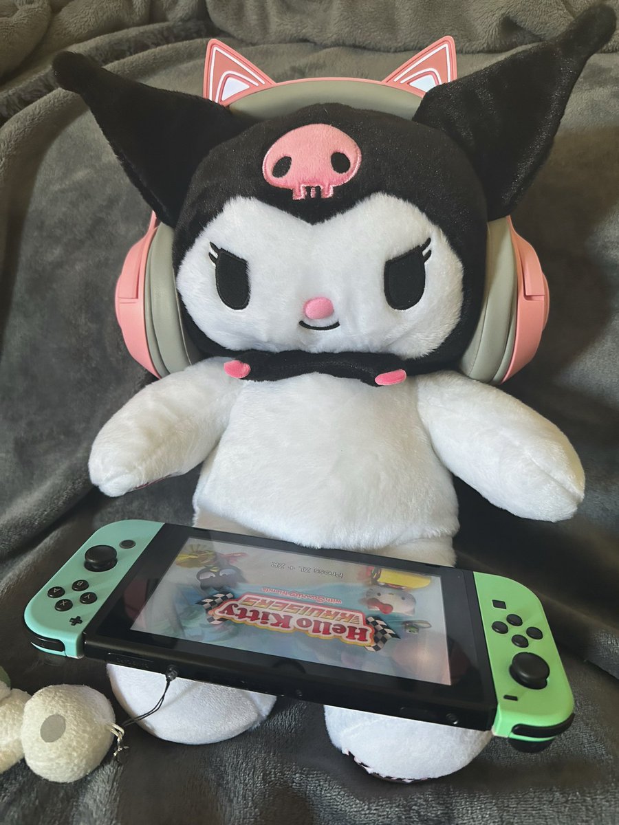 sanrio daily on Twitter: "she’s a gamer 💫"