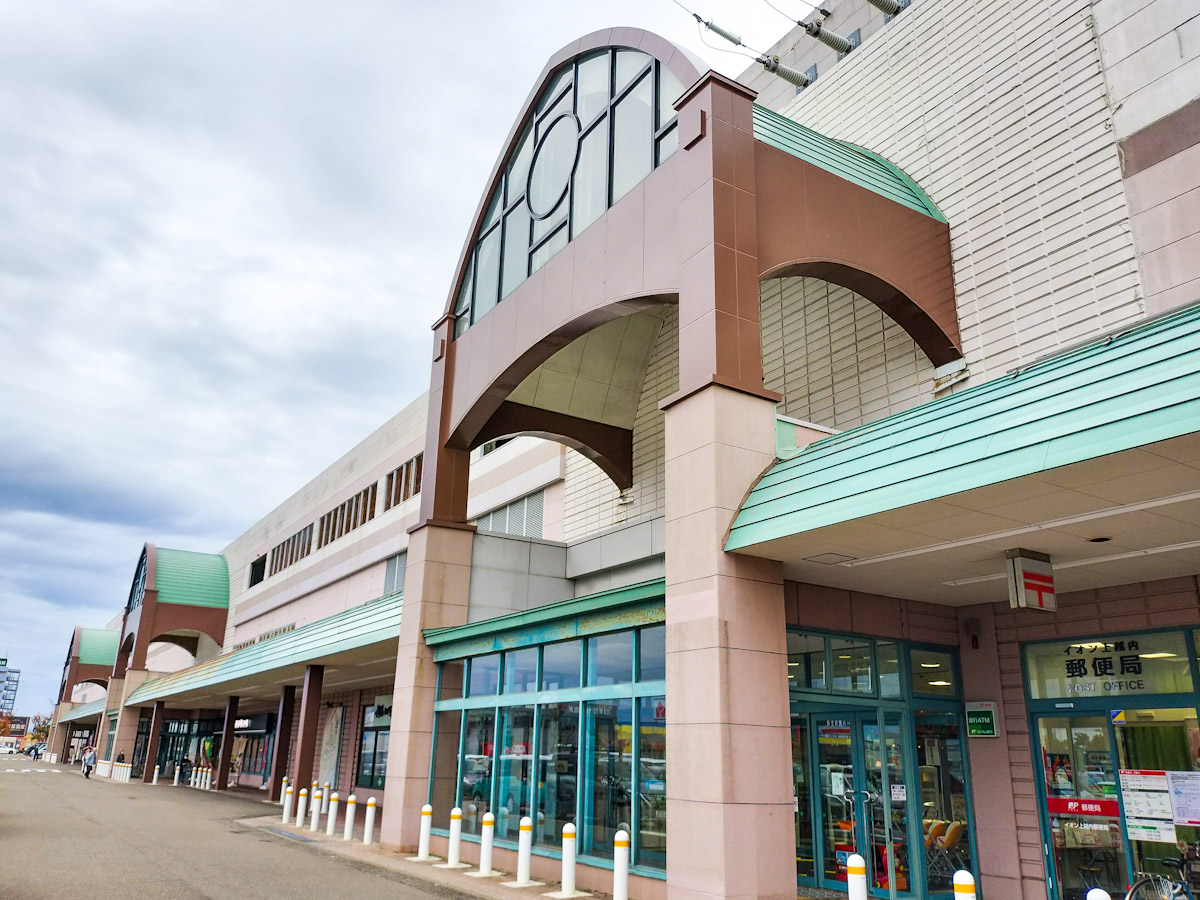 j-rakuda on Twitter: "上越市郊外イオン上越店。ジャスコと専門店街アコーレとして1996年オープン。上越インター近くの商業集積地の核として安定した存在ながら2020年に ...