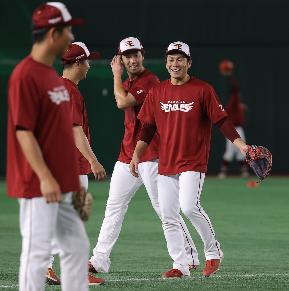 EYE on Twitter: "RT @Sanspo_EAGLES: 【巨人ｰ楽天】16日、広島戦で大活躍した岡島豪郎選手と阿部寿樹選手が仲良く練習に臨んでいました。https ...