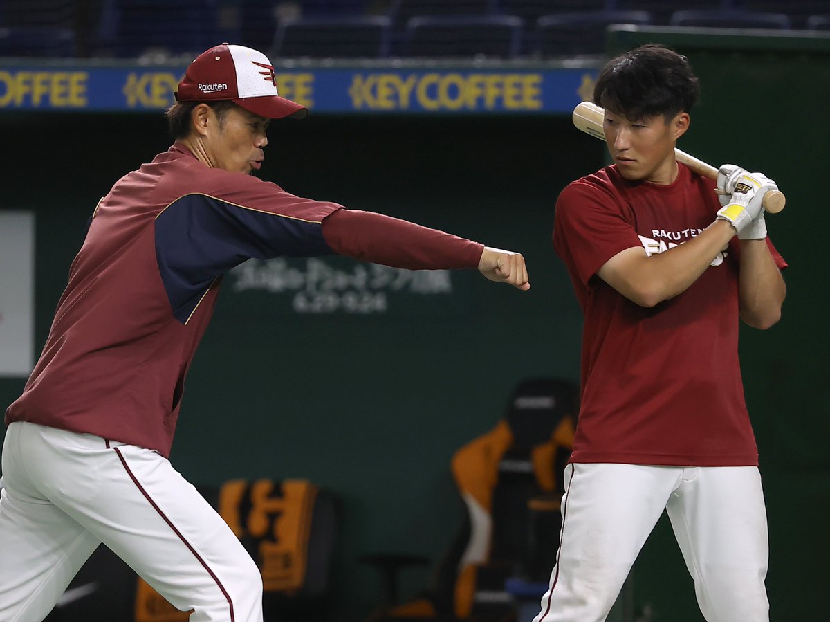 サンスポ×EAGLES on Twitter: "【巨人ｰ楽天】16日、阿部寿樹選手と小深田大翔選手にアドバイスを送る今江敏晃打撃コーチ。どんなアドバイスを送っているのか、阿部寿樹選手の表情が ...