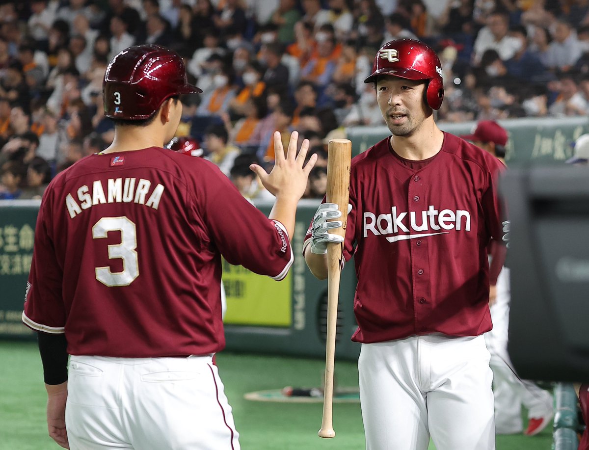 サンスポ×EAGLES on Twitter: "【巨人ｰ楽天】16日、7回、岡島豪郎選手の適時打と阿部寿樹選手の犠飛で同点に追いついた。犠飛で生還した浅村栄斗選手とタッチする阿部寿樹選手 ...