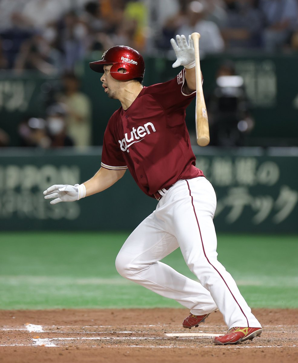 サンスポ×EAGLES on Twitter: "【巨人ｰ楽天】16日、7回、岡島豪郎選手の適時打と阿部寿樹選手の犠飛で同点に追いついた。犠飛で生還した浅村栄斗選手とタッチする阿部寿樹選手 ...