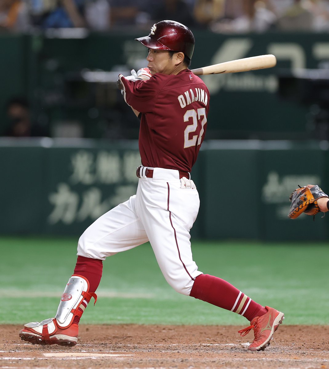 サンスポ×EAGLES on Twitter: "【巨人ｰ楽天】16日、7回、岡島豪郎選手の適時打と阿部寿樹選手の犠飛で同点に追いついた。犠飛で生還した浅村栄斗選手とタッチする阿部寿樹選手 ...