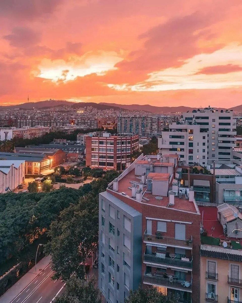 Visit Barcelona on Twitter: "Just before dusk, Barcelona is tinged with even more magical hues ...