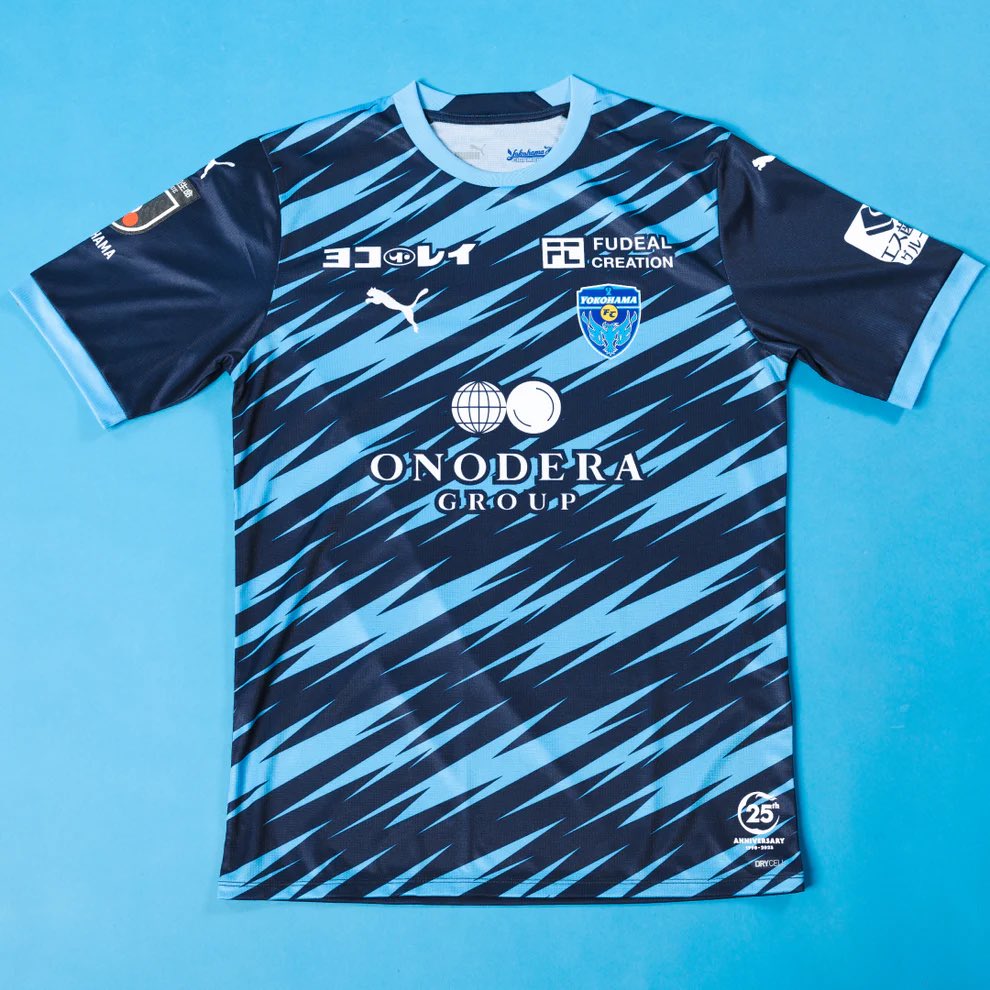 ともさん Tomosan(サッカーユニフォームの世界) On Twitter 横浜fc25周年記念ユニフォーム発表。 Pumaグローバルデザインプログラムから光の煌めきと閃光を表現した