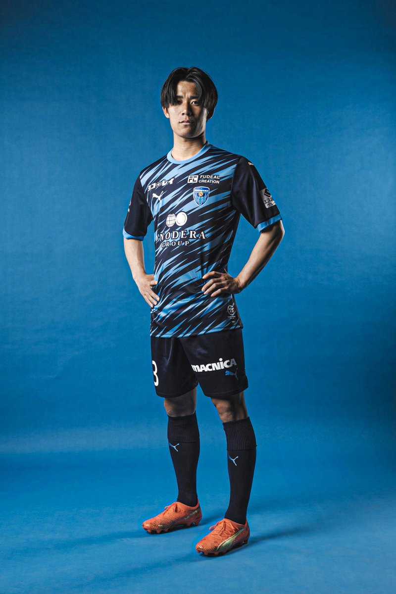 ともさん Tomosan(サッカーユニフォームの世界) On Twitter 横浜fc25周年記念ユニフォーム発表。 Pumaグローバルデザインプログラムから光の煌めきと閃光を表現した