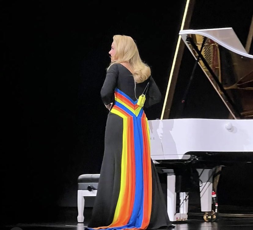 Adele Online on Twitter: "“Você gosta do toque de cor que estou usando? estou comemorando o ...