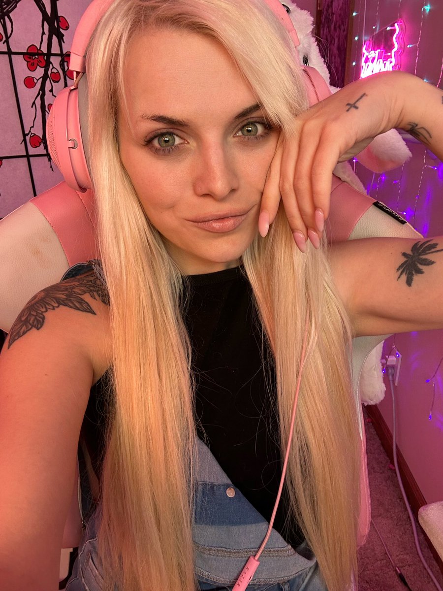 🎧Shanny🌸 on Twitter: "I didn’t have time to do makeup running late - I feel so naked. 😂 live ...