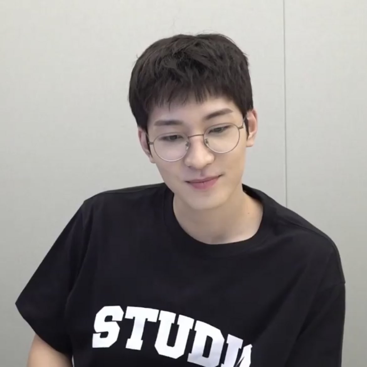 Jeonmeoww ⑰🐈 ˚ On Twitter Rt 1sevwoodzt ผมม้า แว่นตา บีนนี่กับหน้า