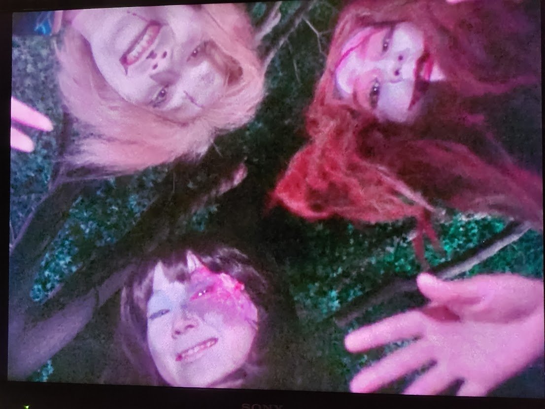 エテキチ On Twitter 簡単紹介です。ミラクルガール 16 怪奇・美女惨殺の館 より、綺麗な悪いお姉さんです。とうとうカップルの女が綺麗な悪い幽霊のお姉さんに取り囲まれます。綺麗
