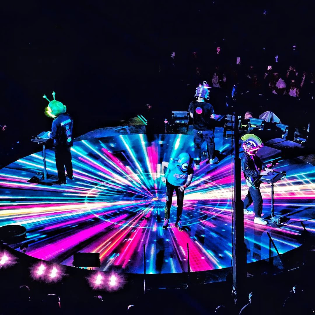 Coldplay Access on Twitter: "The Lightclub 🤖👽 📸 geoloffi #ColdplayMilan https://t.co/3vM9dKGE5c ...