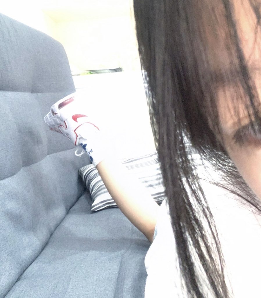 臭臭不吃早餐 On Twitter 是我的 骚鞋,可拍视频虐鞋,但是我有洁癖不脱 袜子,刚开始玩儿推特,也不太会玩,只要不过分的就可以接受,只能拍关于鞋和袜子的,听我闺蜜说越bt越有人