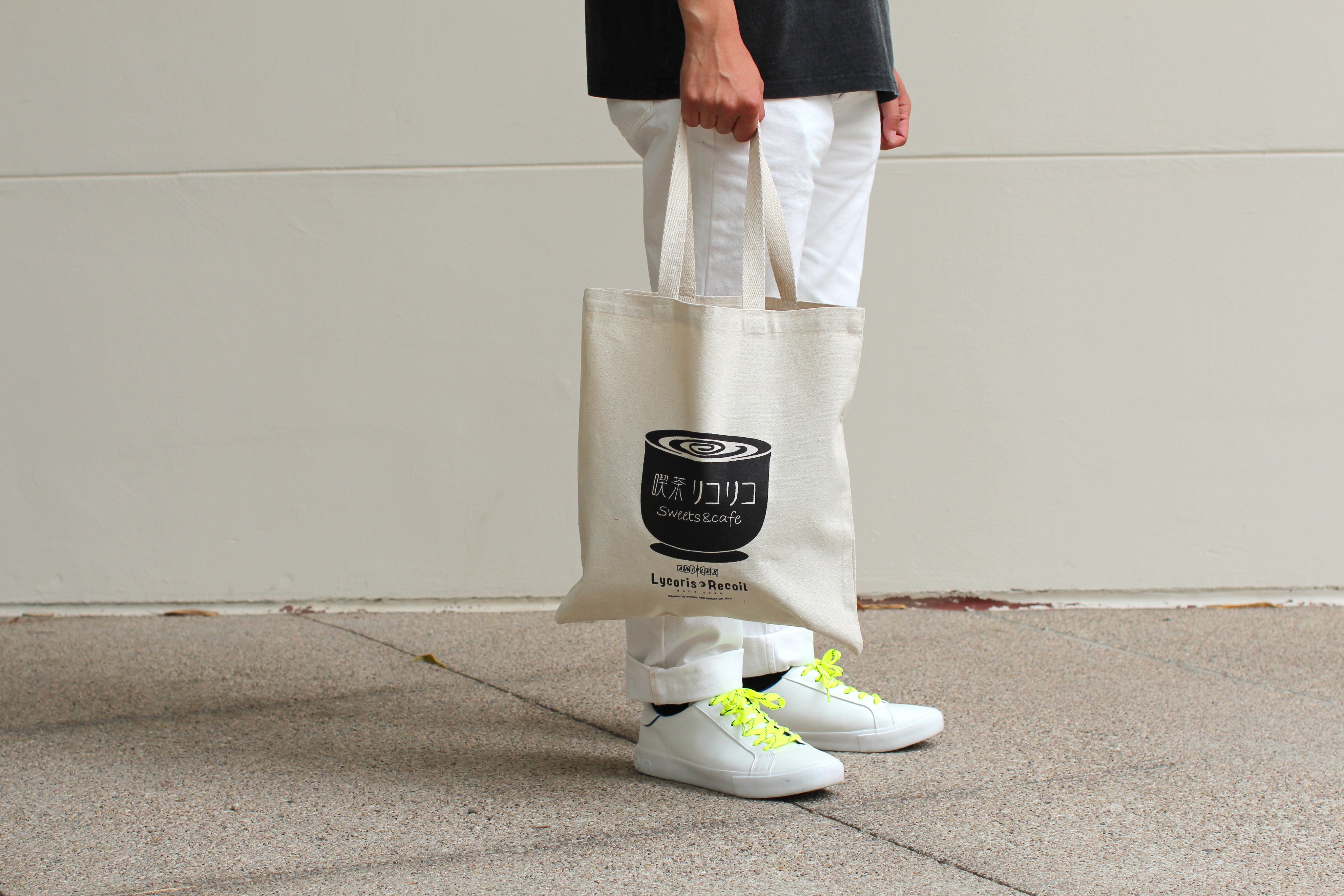 Xanthe Huynh on Twitter: "I was in line to buy a Lycoris Recoil tote bag when the English ...