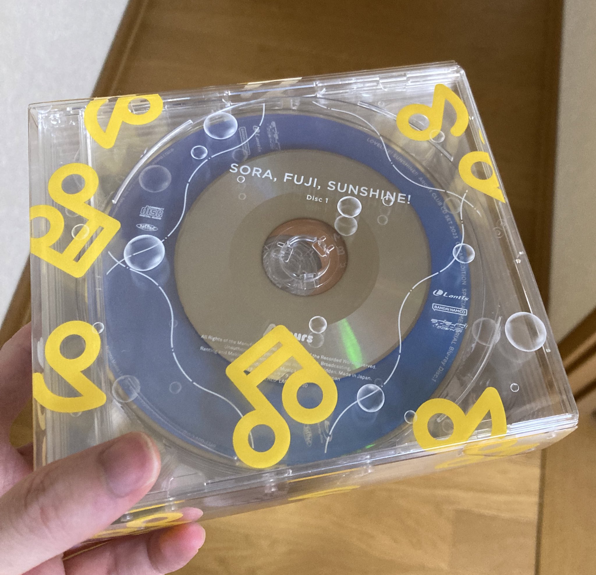 箱人 on Twitter: "Aqours Clubの8cmCD、CLEAR部分を増やすための工夫かと思ってたけど、まさか8周年にも掛かってるのか……？？ https://t.co ...