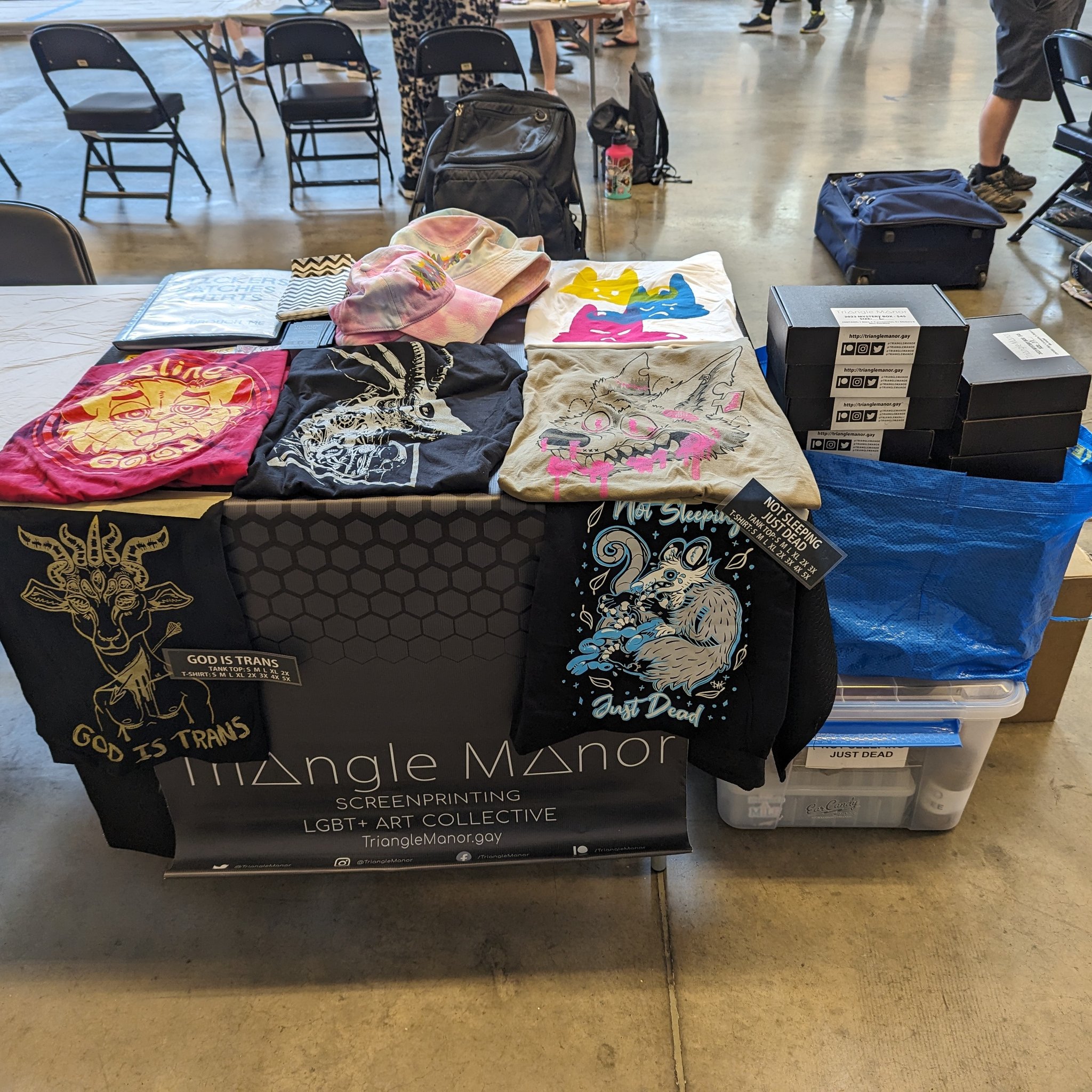 Triangle Manor 🔜 IFC 🔜 FM 🔜MP🔜AZFC🔜FP🔜MFF on Twitter: "Day 2 at @anthrocon, vending alongside ...