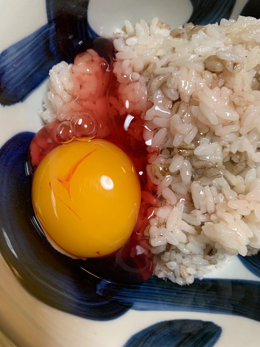 卵を割ったら白身が真っ赤 まれに出回る「血玉卵」が話題 「食べてはダメ」と注意喚起広まる 卵の賞味期限切れ 食べられる?
