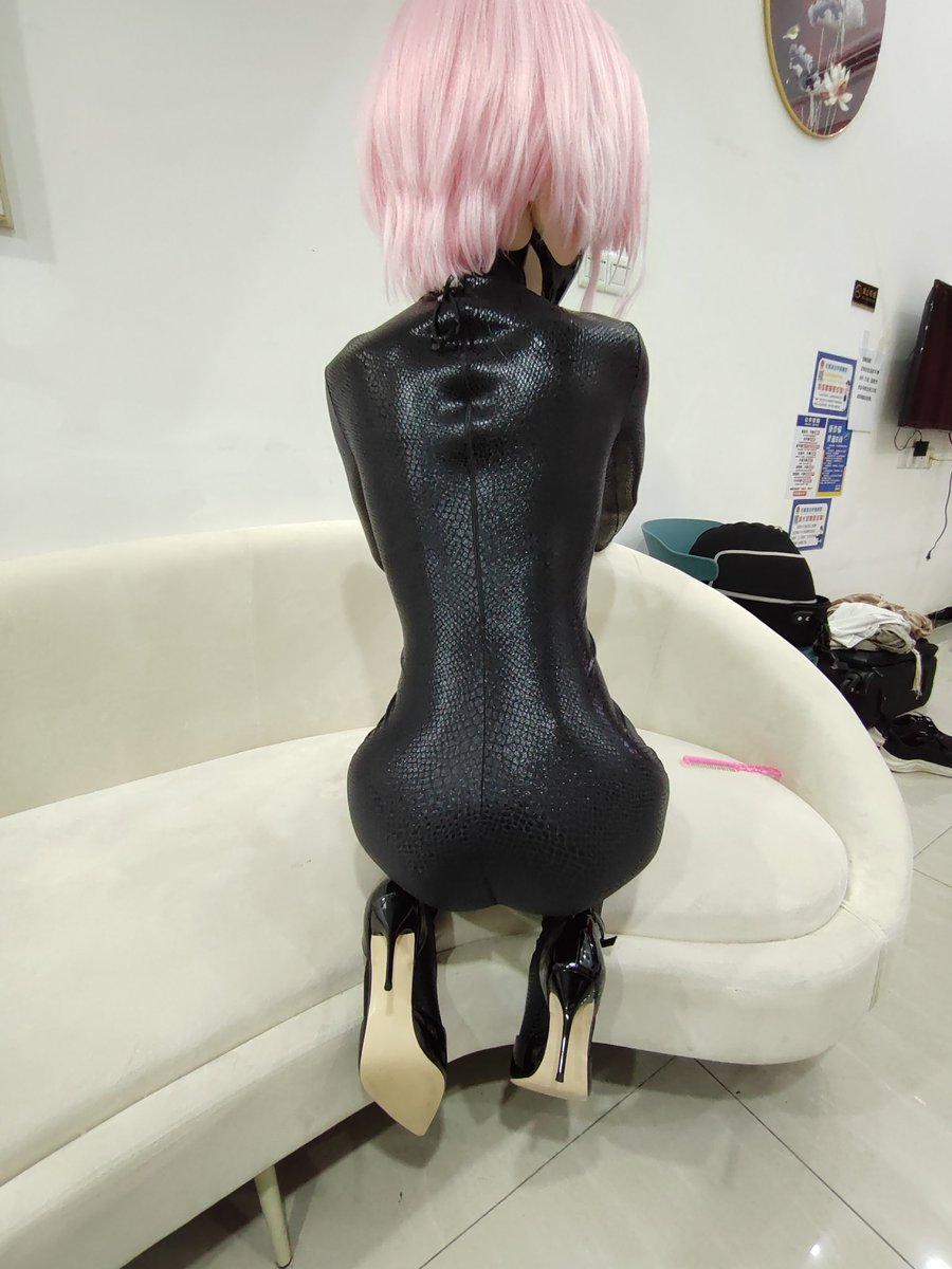 touch fish on Twitter: "被拍得好长~~一条~~ 有人（ @THE409 ）刚刚睡醒下午觉就吵着要涩涩，没办法只好穿上蛇皮抱着本体亲热啦~ 📸： @yunbing123"