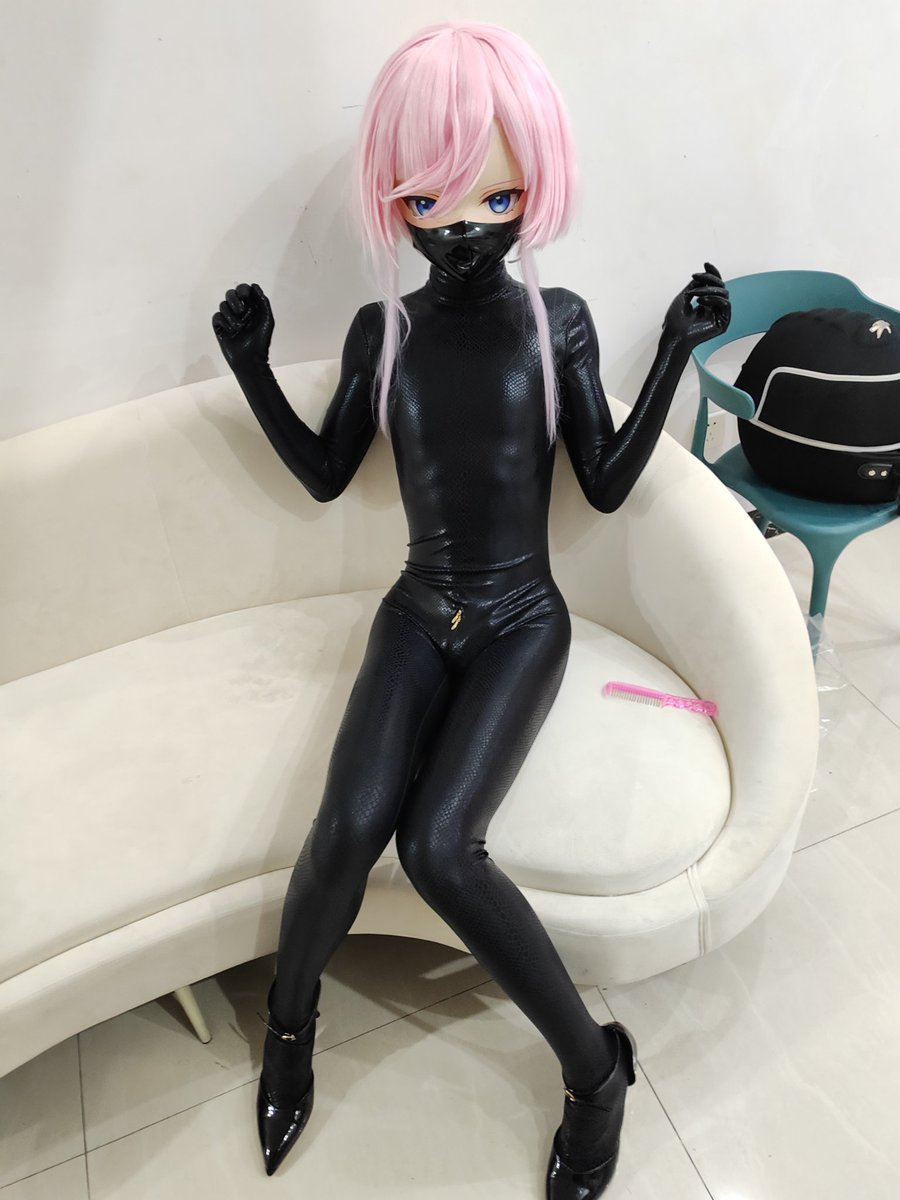 touch fish on Twitter: "被拍得好长~~一条~~ 有人（ @THE409 ）刚刚睡醒下午觉就吵着要涩涩，没办法只好穿上蛇皮抱着本体亲热啦~ 📸： @yunbing123"