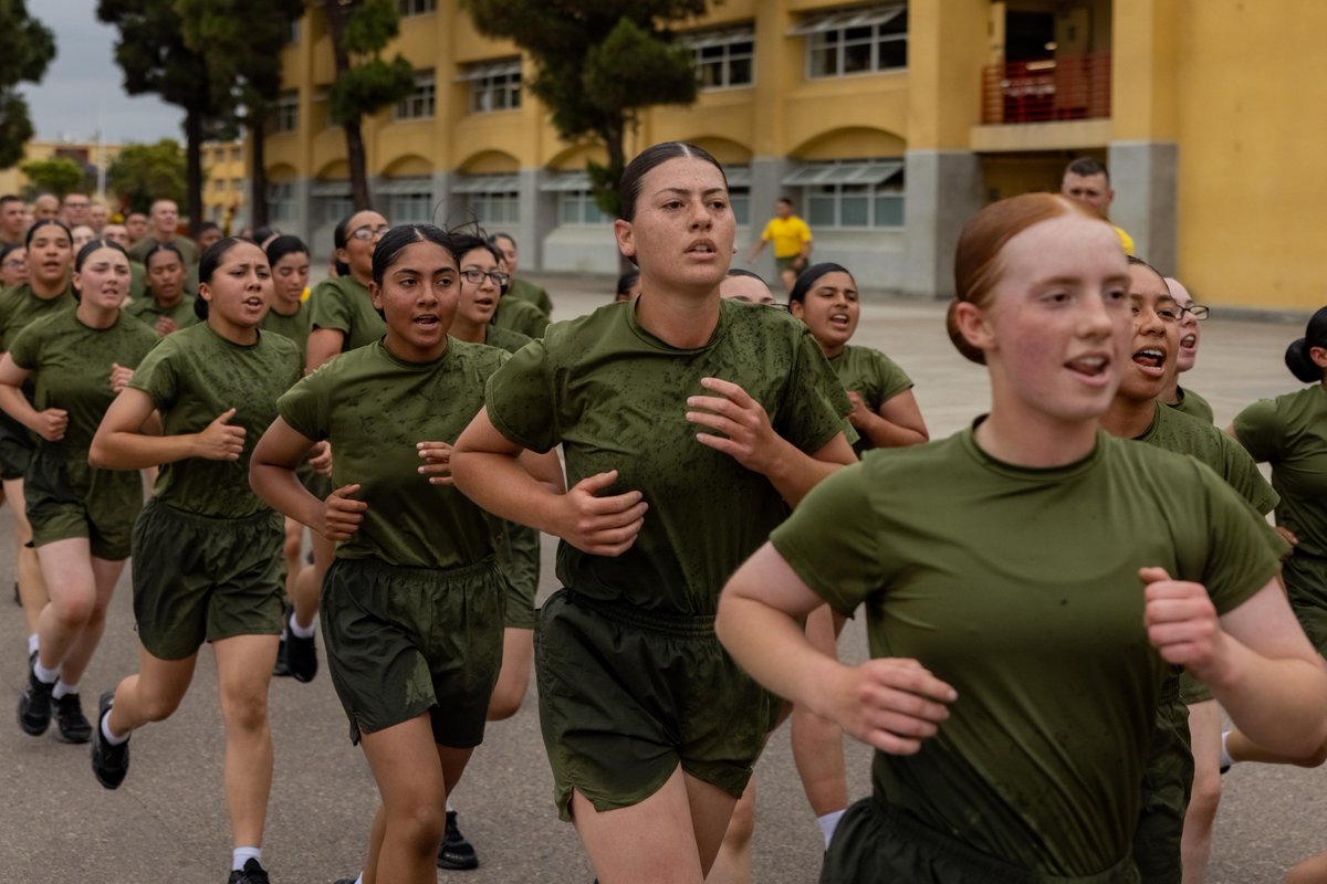 U.S. Marines on Twitter: "Moto Monday! #Marines participate in a motivational run at @MCRD_SD ...