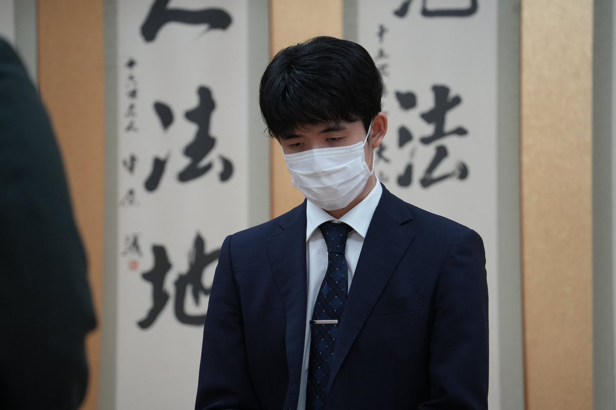 瀬戸花音（スポーツ報知) on Twitter: "藤井聡太七冠は振り駒の結果、後手になりました。 写真は開始前の静寂。 https://hochi.news/articles ...