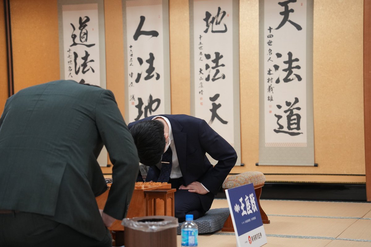 瀬戸花音（スポーツ報知) on Twitter: "藤井聡太七冠は振り駒の結果、後手になりました。 写真は開始前の静寂。 https://hochi.news/articles ...