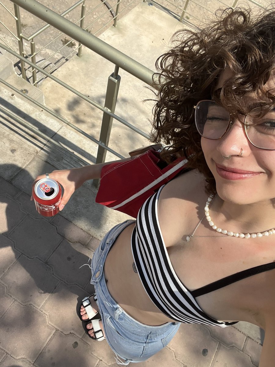 Fer Zermeño on Twitter: "Una coquita bien fría pal calor 🫠"