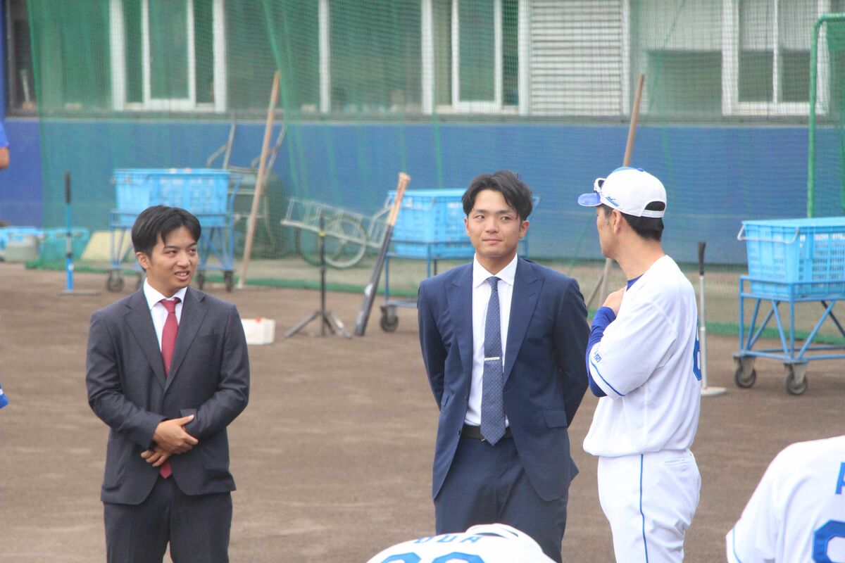 スポーツ報知 プロ野球取材班 On Twitter 【 中日 】日本ハムへトレード移籍の郡司裕也、山本拓実が2軍のナゴヤ球場であいさつ「対戦できる日を楽しみに」 中日ドラゴンズ
