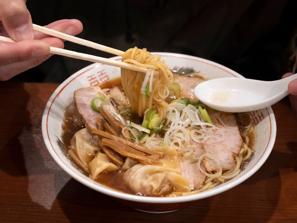 dancyu_mag on Twitter: "渋谷「喜楽」で厨房の中に目をやると、父子が無言の連携でラーメンを作っていました。老舗の矜持を受け継いだ若き三代目は、祖父から代々受け継いだ味を ...