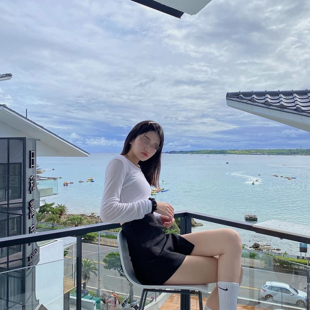 月上殿 On Twitter 母狗 反差 绿帽 鉴定 老哥投稿老婆,鉴定颜值和骚逼,分数中游偏上,没想到长相偏可爱的妹子阴毛那么多,在床上肯定是个吸精女 欢迎大家投稿