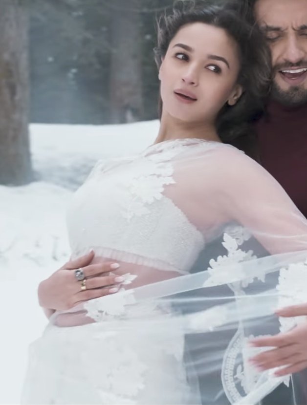 Savan on Twitter: "A Thread of Alia's Saree in Teaser of #RockyAurRaniKiiPremKahaani # ...